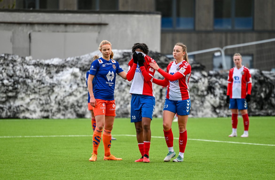 Jeg er fornøyd med mye vi gjør siste timen idag / Lyn Fotball Damer Jeg er fornøyd med mye vi gjør siste timen idag / Lyn Fotball Damer