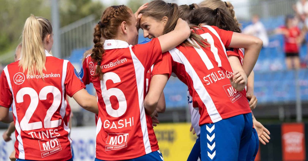 FØR KAMPEN MOT SANDVIKEN / Lyn Fotball Damer